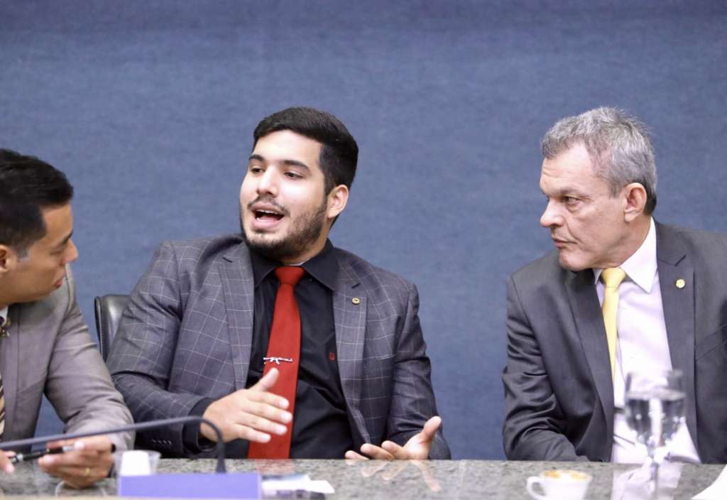 Deputado André Fernandes (PSL) pede vistas, vota a favor de PMs na CCJ ...